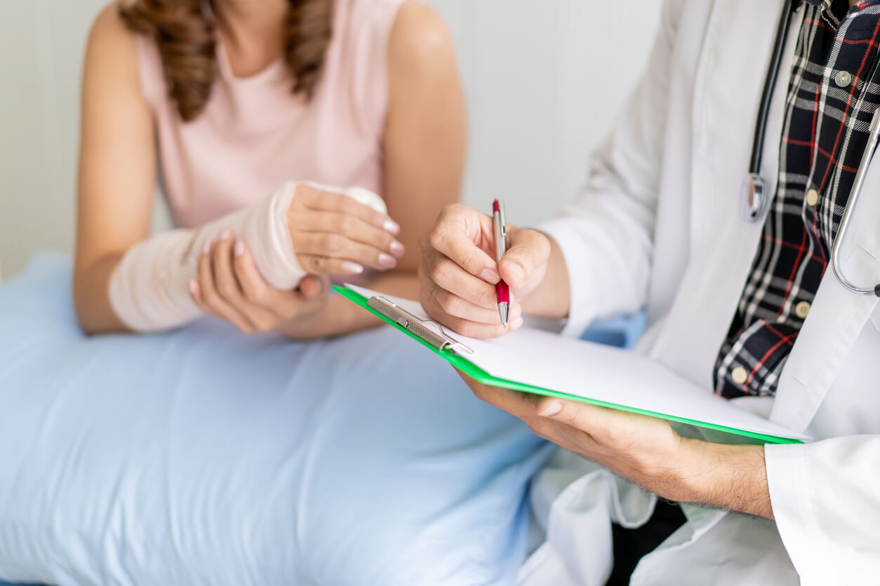How to Choose the Best Doctor for Your Bone Fracture - Advanced ...